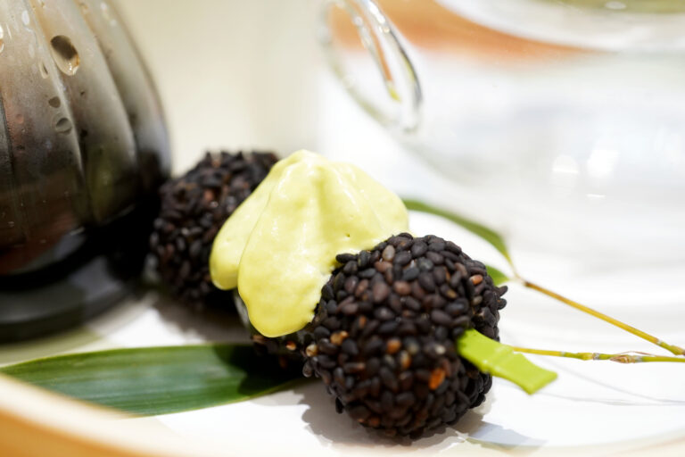 【京都・嵐山】「雲ノ茶（KUMONOCHA） カフェ 嵐山店」嵐山限定竹炭ドリンクや抹茶スイーツを楽しめる要注目のカフェ | よっしー@関西 ...