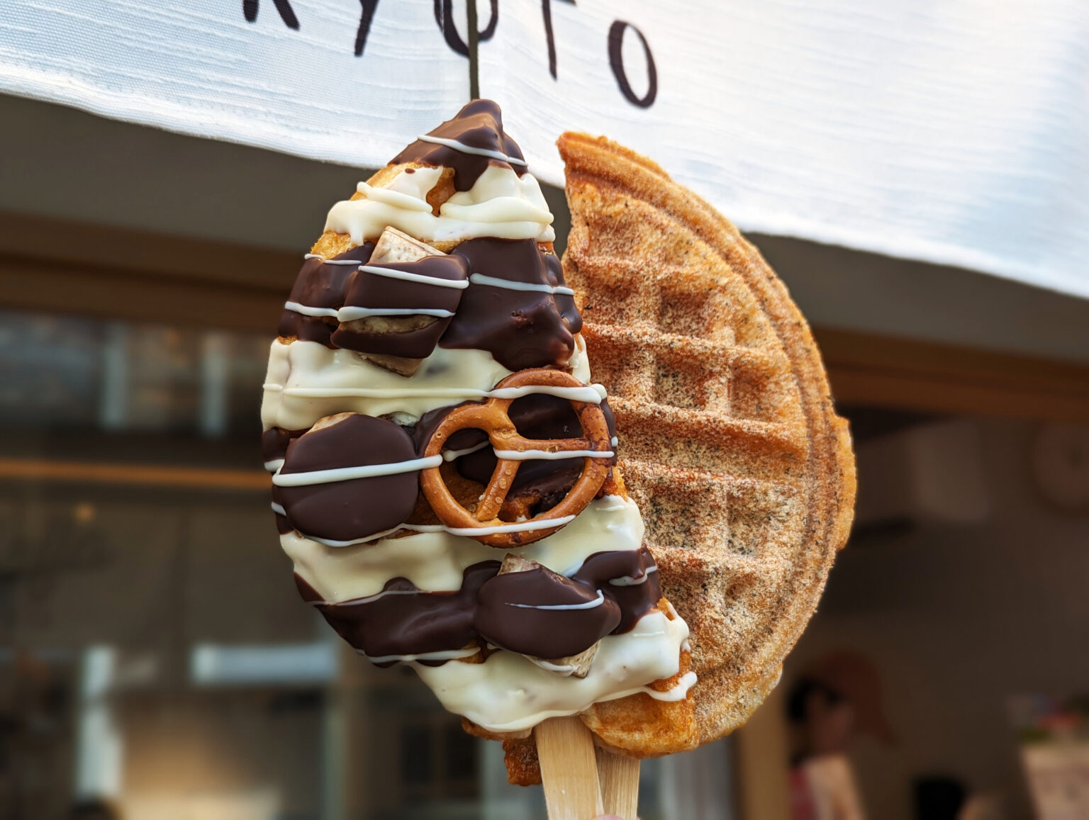 【京都・烏丸御池】「Wafla（ワッフラ）京都店」食べ歩きにおすすめ、フランス産発酵バター香る新感覚のクロッフル | よっしー@関西グルメの ...