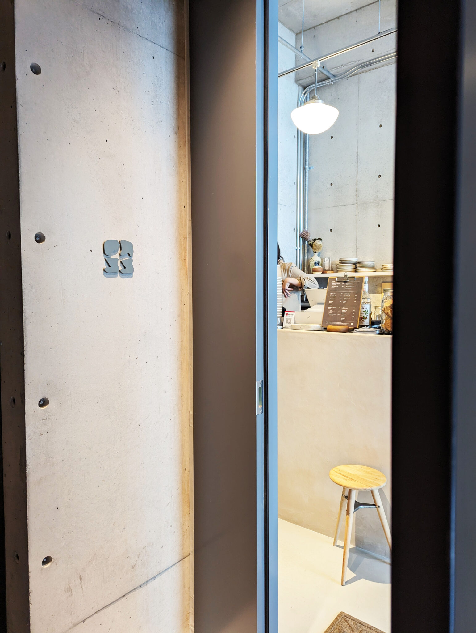 【大阪・玉造】「PASS COFFEE（パス コーヒー）」無機質で開放感たっぷりな空間で絶品ティラミスが味わえる人気カフェ姉妹店 | よっしー ...