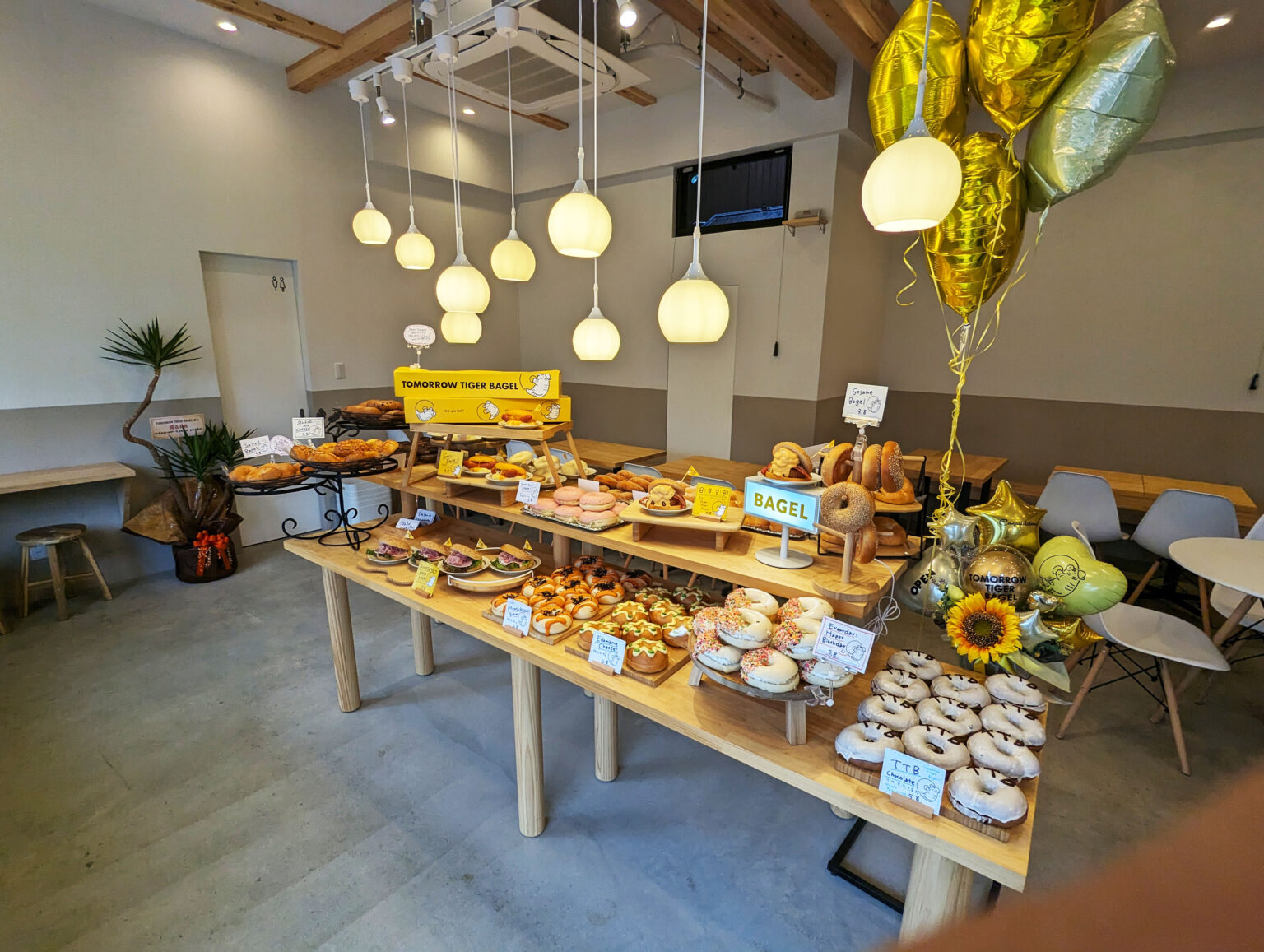 【大阪・鶴橋】「TOMORROW TIGER BAGEL（トゥモロー タイガー ベーグル）」オープン直後から行列の絶えない人気のベーグル専門店 ...