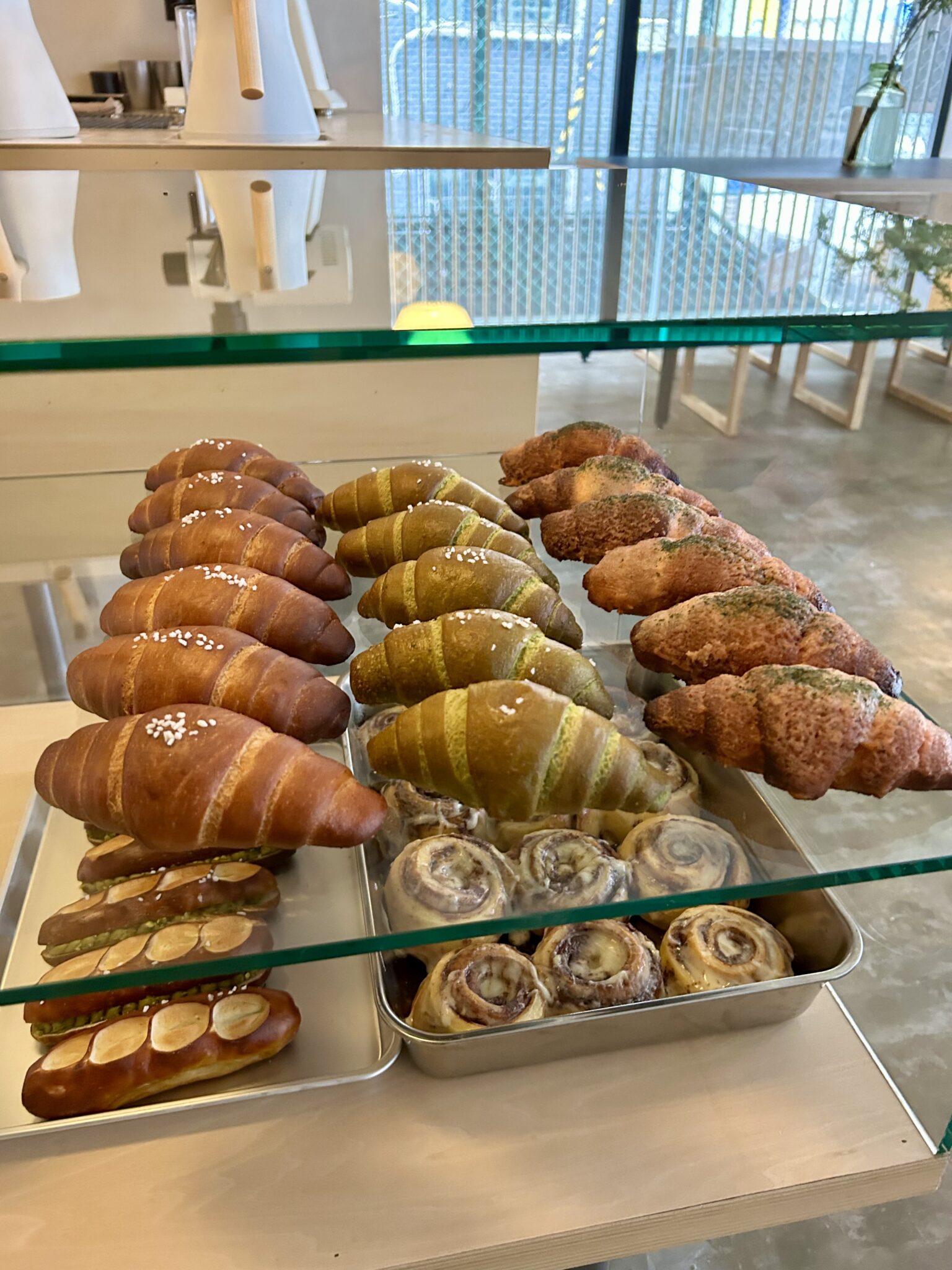 【大阪・本町】「Ourlog coffee（アワーログ コーヒー）本町店」人気無機質カフェの三号店、広々店内で過ごせる | よっしー@関西 ...