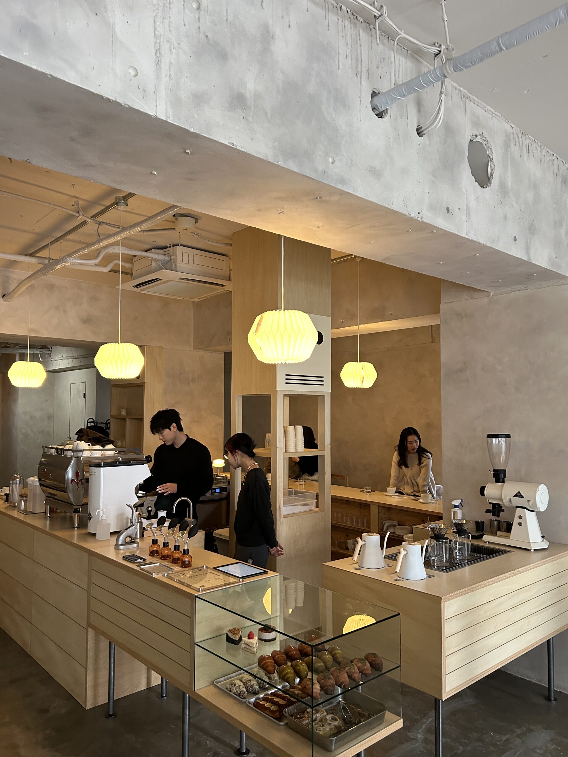 【大阪・本町】「Ourlog coffee（アワーログ コーヒー）本町店」人気無機質カフェの三号店、広々店内で過ごせる | よっしー@関西グルメの食べ歩き三味