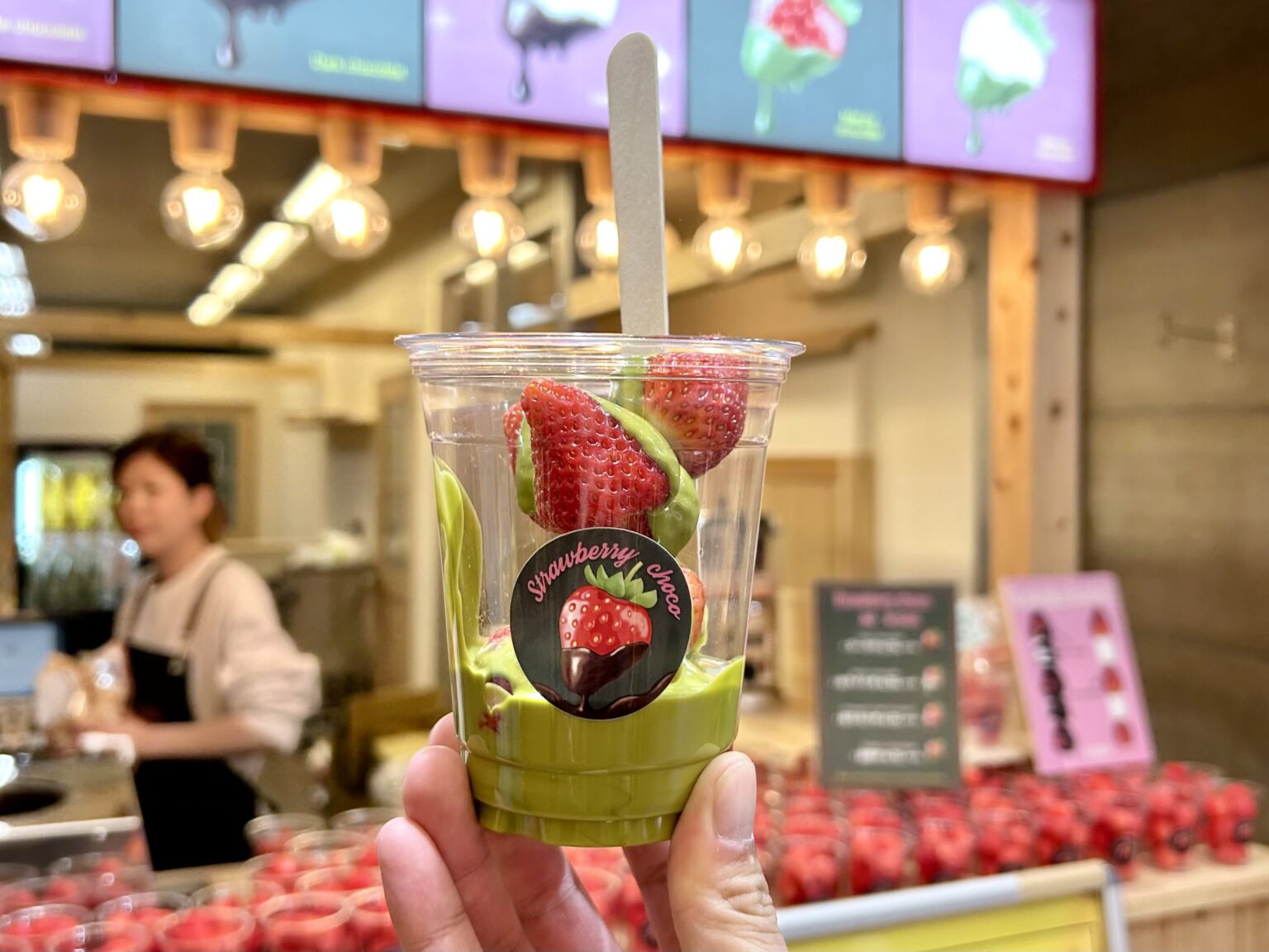 【京都・四条河原町】「Strawberry choco 京都錦市場店」市場内で国産苺に口どけまろやかなチョコをかけたバズりスイーツを | よっしー@関西グルメの食べ歩き三味